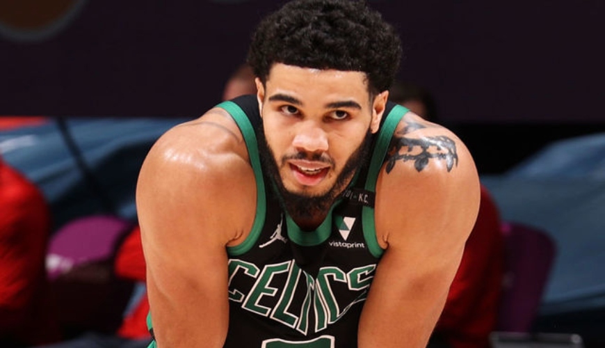 Ο Jason Tatum ταλαιπωρείται από αναπνευστικά προβλήματα (vid)